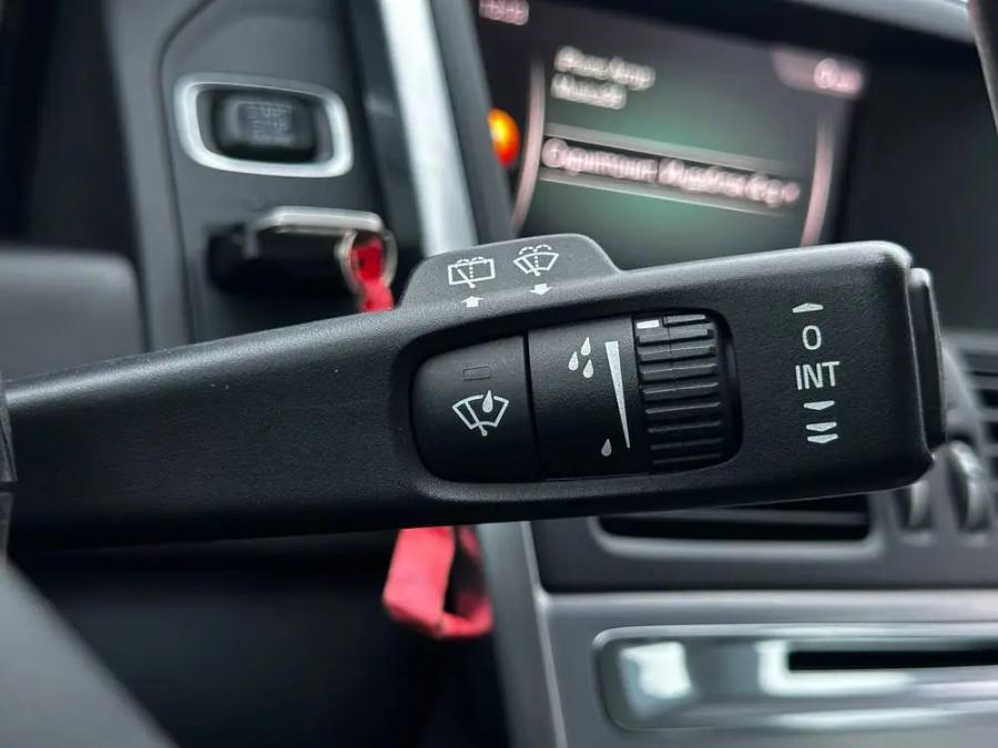 Black Volvo XC60 2017 in Jelgava, with an engine capacity of 2.40 L and mileage of 263 thousand km for 13990 €, photo 28 on AUTOMOTO.COM.LV