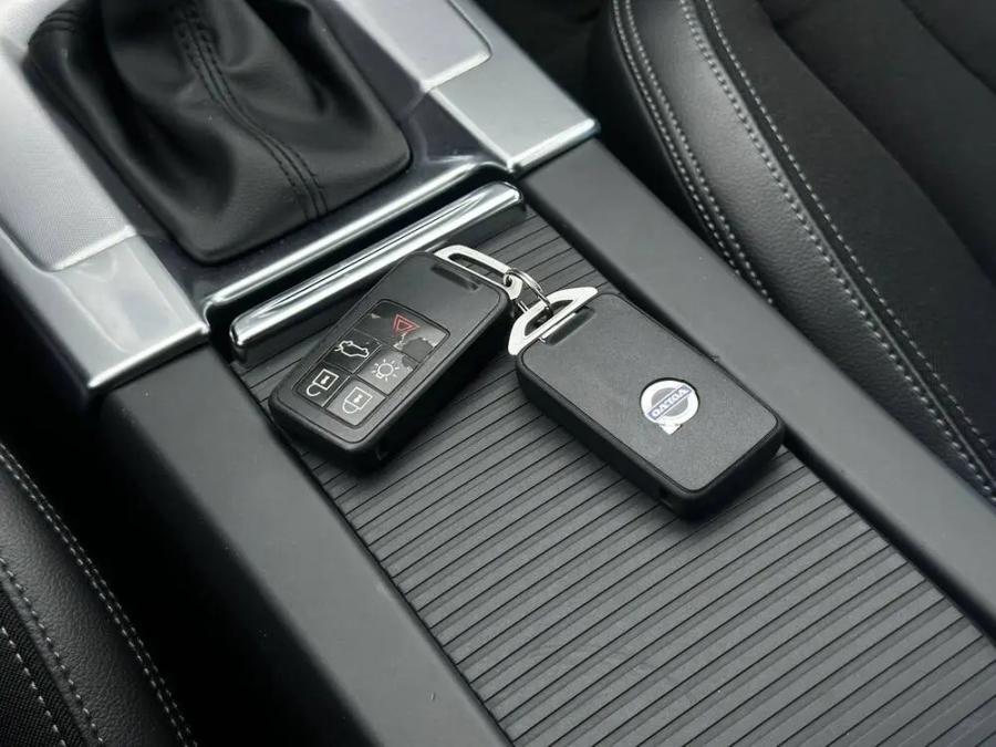 Black Volvo XC60 2017 in Jelgava, with an engine capacity of 2.40 L and mileage of 263 thousand km for 13990 €, photo 30 on AUTOMOTO.COM.LV