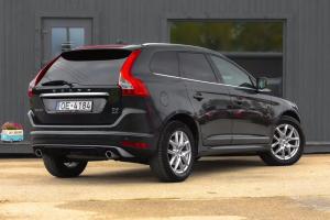 Black Volvo XC60 2017 in Jelgava, with an engine capacity of 2.40 L and mileage of 431 thousand km for 10900 €, photo 6 on AUTOMOTO.COM.LV