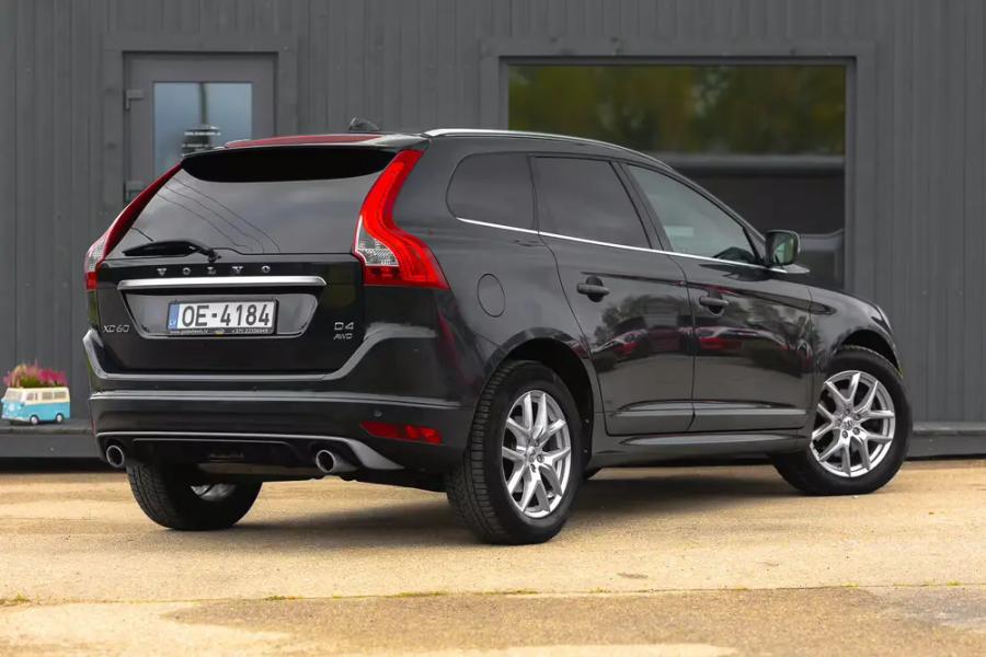 Black Volvo XC60 2017 in Jelgava, with an engine capacity of 2.40 L and mileage of 431 thousand km for 10900 €, photo 6 on AUTOMOTO.COM.LV