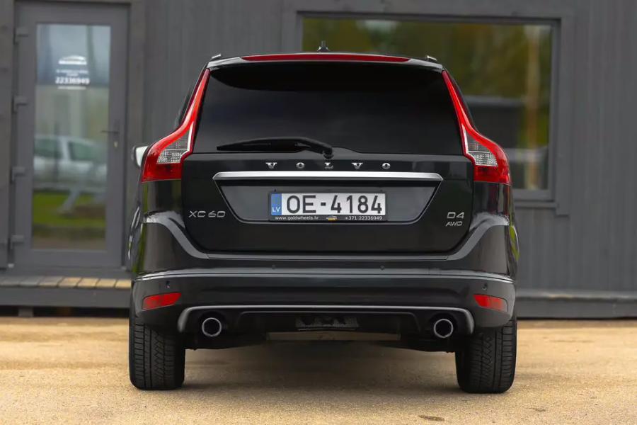 Black Volvo XC60 2017 in Jelgava, with an engine capacity of 2.40 L and mileage of 431 thousand km for 10900 €, photo 7 on AUTOMOTO.COM.LV