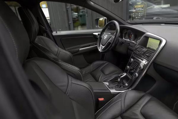 Melns Volvo XC60 2017 Jelgava, ar dzinēja tilpumu 2.40 L un nobraukumu 431 tūkst. km par 10900 €, foto 7 vietnē AUTOMOTO.COM.LV