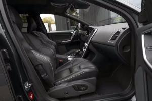 Black Volvo XC60 2017 in Jelgava, with an engine capacity of 2.40 L and mileage of 431 thousand km for 10900 €, photo 9 on AUTOMOTO.COM.LV
