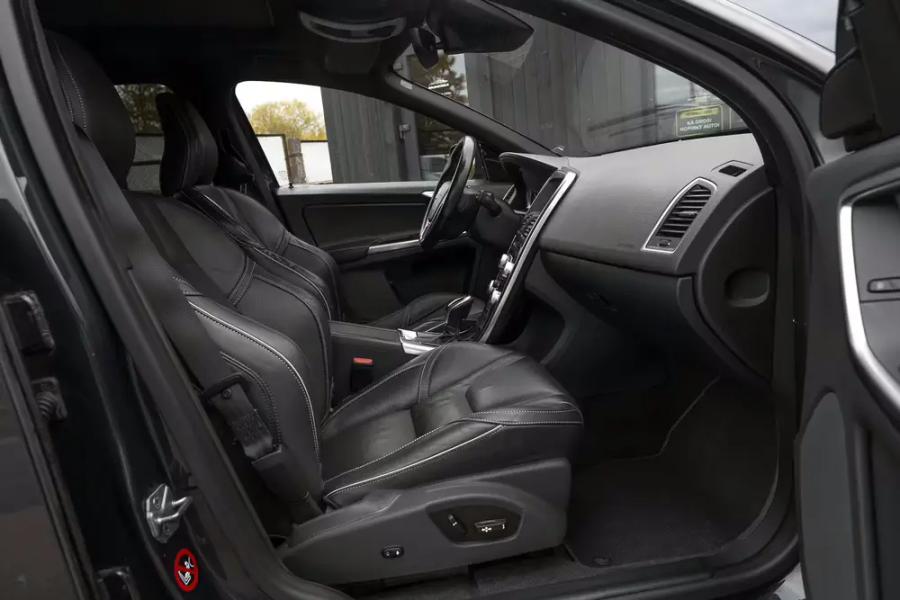 Black Volvo XC60 2017 in Jelgava, with an engine capacity of 2.40 L and mileage of 431 thousand km for 10900 €, photo 9 on AUTOMOTO.COM.LV