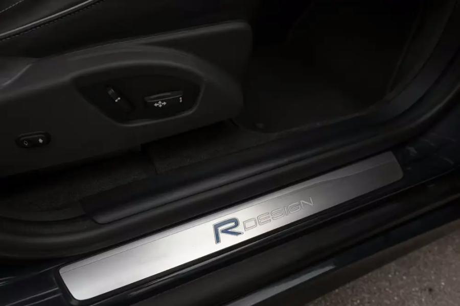 Black Volvo XC60 2017 in Jelgava, with an engine capacity of 2.40 L and mileage of 431 thousand km for 10900 €, photo 10 on AUTOMOTO.COM.LV