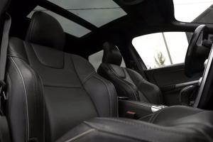Black Volvo XC60 2017 in Jelgava, with an engine capacity of 2.40 L and mileage of 431 thousand km for 10900 €, photo 11 on AUTOMOTO.COM.LV