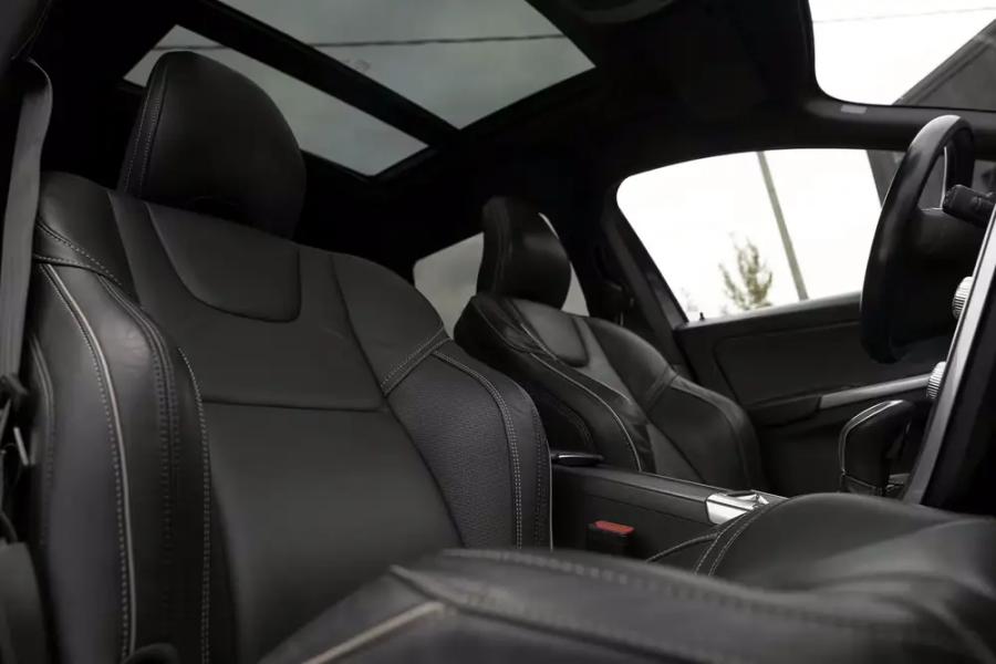 Black Volvo XC60 2017 in Jelgava, with an engine capacity of 2.40 L and mileage of 431 thousand km for 10900 €, photo 11 on AUTOMOTO.COM.LV