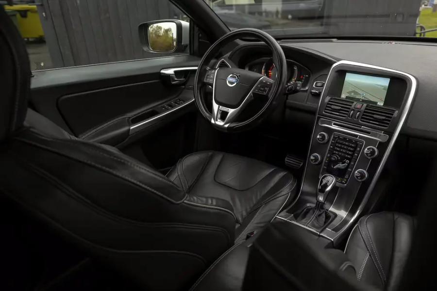 Black Volvo XC60 2017 in Jelgava, with an engine capacity of 2.40 L and mileage of 431 thousand km for 10900 €, photo 12 on AUTOMOTO.COM.LV