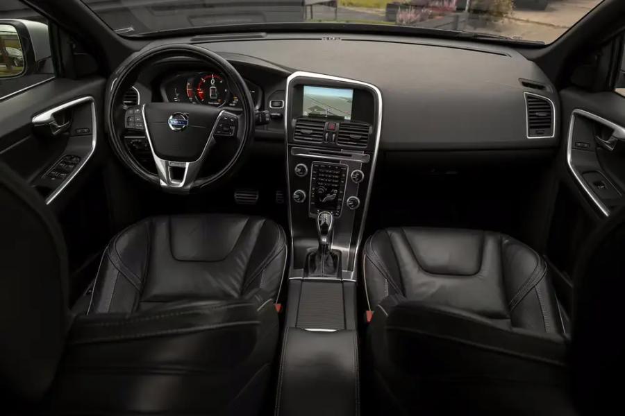 Black Volvo XC60 2017 in Jelgava, with an engine capacity of 2.40 L and mileage of 431 thousand km for 10900 €, photo 13 on AUTOMOTO.COM.LV