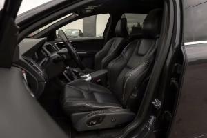 Black Volvo XC60 2017 in Jelgava, with an engine capacity of 2.40 L and mileage of 431 thousand km for 10900 €, photo 16 on AUTOMOTO.COM.LV