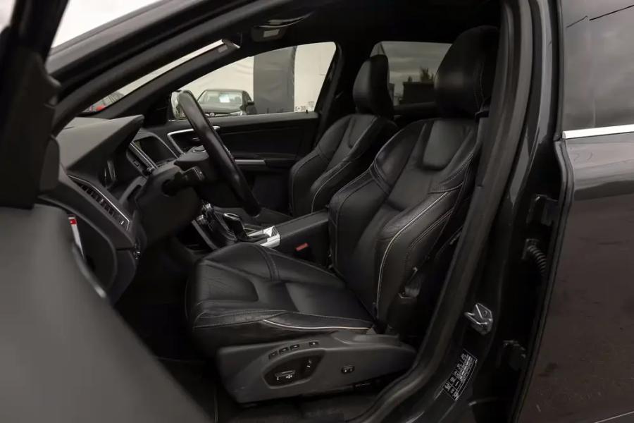 Black Volvo XC60 2017 in Jelgava, with an engine capacity of 2.40 L and mileage of 431 thousand km for 10900 €, photo 16 on AUTOMOTO.COM.LV