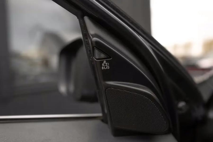 Black Volvo XC60 2017 in Jelgava, with an engine capacity of 2.40 L and mileage of 431 thousand km for 10900 €, photo 17 on AUTOMOTO.COM.LV