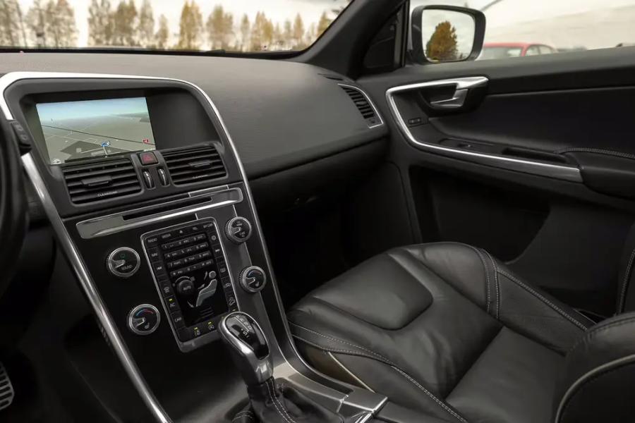 Black Volvo XC60 2017 in Jelgava, with an engine capacity of 2.40 L and mileage of 431 thousand km for 10900 €, photo 18 on AUTOMOTO.COM.LV