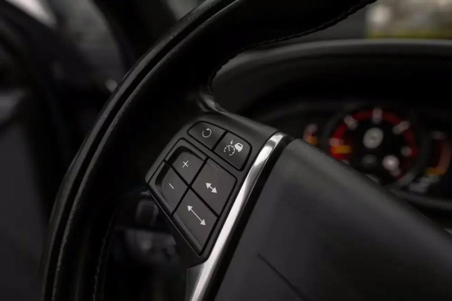 Black Volvo XC60 2017 in Jelgava, with an engine capacity of 2.40 L and mileage of 431 thousand km for 10900 €, photo 20 on AUTOMOTO.COM.LV