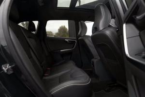 Black Volvo XC60 2017 in Jelgava, with an engine capacity of 2.40 L and mileage of 431 thousand km for 10900 €, photo 25 on AUTOMOTO.COM.LV