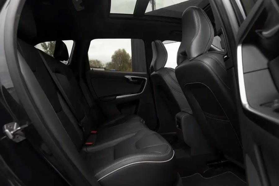 Black Volvo XC60 2017 in Jelgava, with an engine capacity of 2.40 L and mileage of 431 thousand km for 10900 €, photo 25 on AUTOMOTO.COM.LV