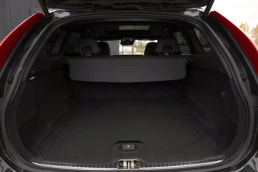 Black Volvo XC60 2017 in Jelgava, with an engine capacity of 2.40 L and mileage of 431 thousand km for 10900 €, photo 26 on AUTOMOTO.COM.LV