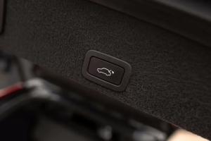 Black Volvo XC60 2017 in Jelgava, with an engine capacity of 2.40 L and mileage of 431 thousand km for 10900 €, photo 27 on AUTOMOTO.COM.LV