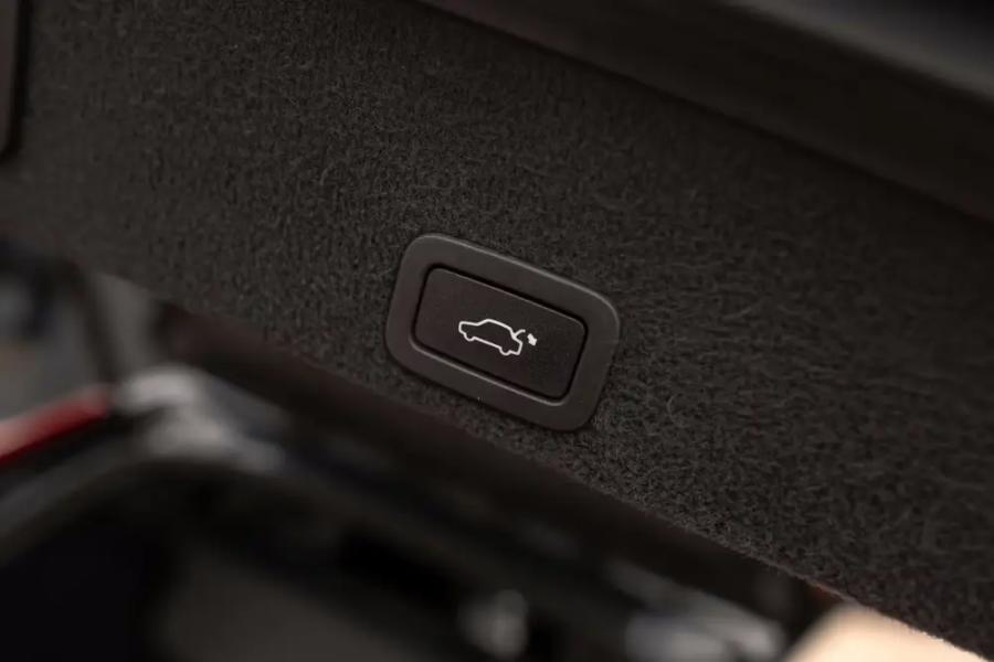 Black Volvo XC60 2017 in Jelgava, with an engine capacity of 2.40 L and mileage of 431 thousand km for 10900 €, photo 27 on AUTOMOTO.COM.LV