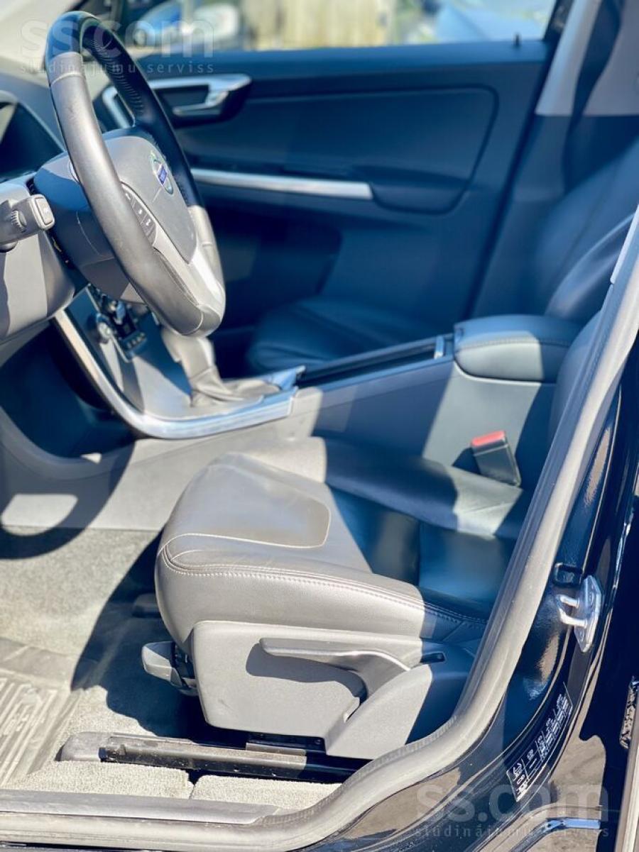 Black Volvo XC60 2017 in Riga, with an engine capacity of 2.00 L and mileage of 0 thousand km for 15500 €, photo 12 on AUTOMOTO.COM.LV