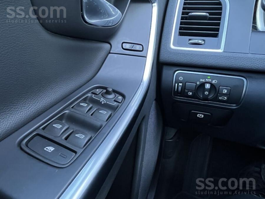 Black Volvo XC60 2017 in Riga, with an engine capacity of 2.00 L and mileage of 247 thousand km for 13900 €, photo 16 on AUTOMOTO.COM.LV
