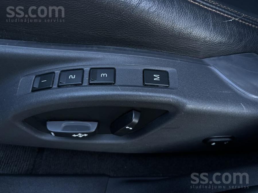 Black Volvo XC60 2017 in Riga, with an engine capacity of 2.00 L and mileage of 247 thousand km for 13900 €, photo 18 on AUTOMOTO.COM.LV