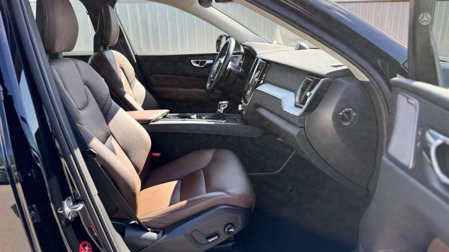 Black Volvo XC60 2017 in Telschi, with an engine capacity of 1.97 L and mileage of 208 thousand km for 19900 €, photo 19 on AUTOMOTO.COM.LV