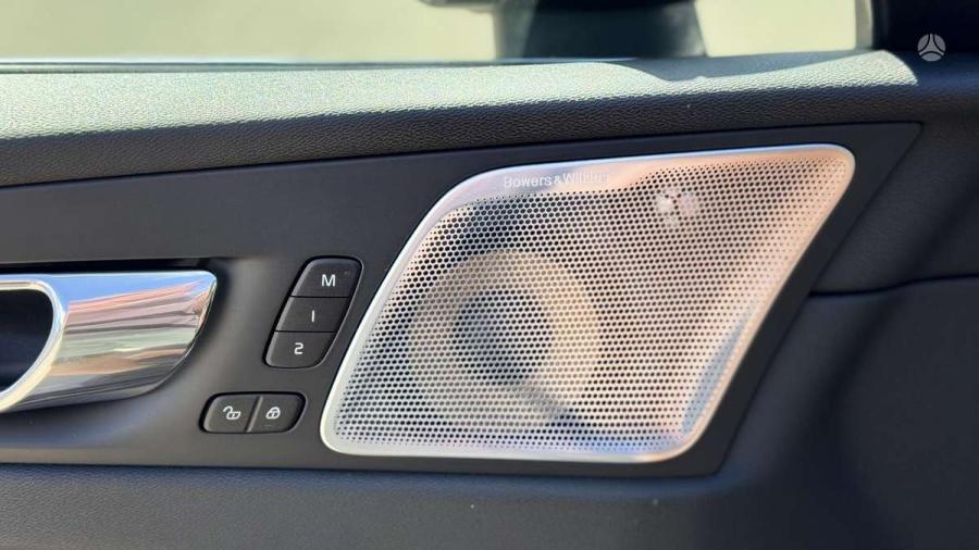 Black Volvo XC60 2017 in Telschi, with an engine capacity of 1.97 L and mileage of 208 thousand km for 19900 €, photo 24 on AUTOMOTO.COM.LV