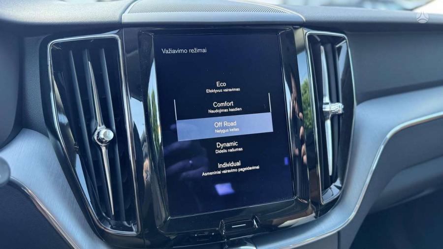 Black Volvo XC60 2017 in Telschi, with an engine capacity of 1.97 L and mileage of 208 thousand km for 19900 €, photo 32 on AUTOMOTO.COM.LV
