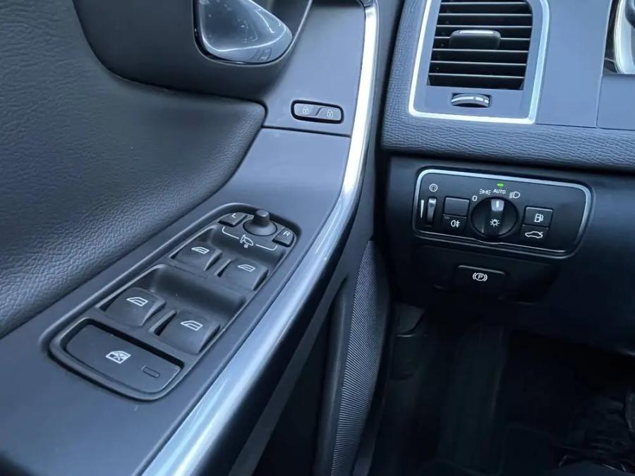 Black Volvo XC60 2017 in Riga, with an engine capacity of 2.00 L and mileage of 247 thousand km for 13900 €, photo 15 on AUTOMOTO.COM.LV