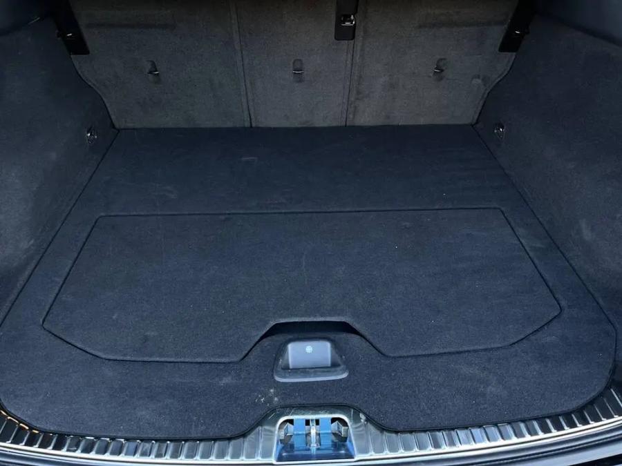 Black Volvo XC60 2017 in Riga, with an engine capacity of 2.00 L and mileage of 247 thousand km for 13900 €, photo 18 on AUTOMOTO.COM.LV