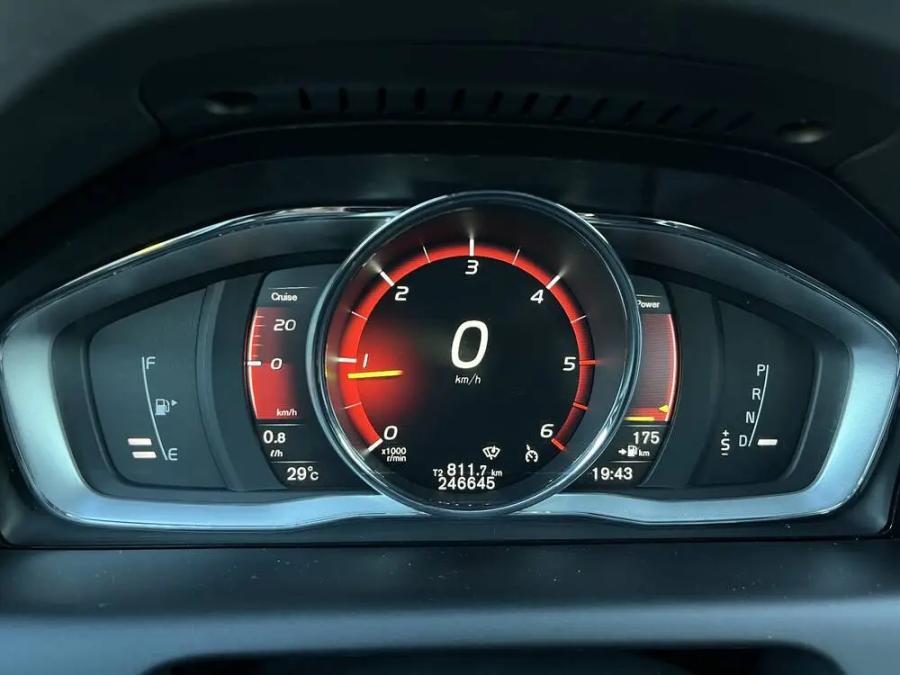 Black Volvo XC60 2017 in Riga, with an engine capacity of 2.00 L and mileage of 247 thousand km for 13900 €, photo 25 on AUTOMOTO.COM.LV
