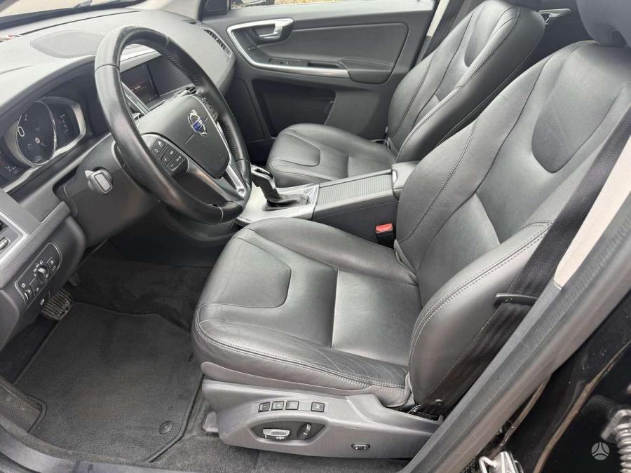 Black Volvo XC60 2017 in Vilnius, with an engine capacity of 1.97 L and mileage of 249 thousand km for 11800 €, photo 13 on AUTOMOTO.COM.LV