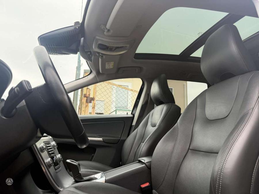 Black Volvo XC60 2017 in Vilnius, with an engine capacity of 1.97 L and mileage of 249 thousand km for 11800 €, photo 14 on AUTOMOTO.COM.LV