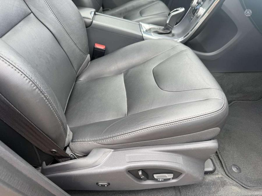 Black Volvo XC60 2017 in Vilnius, with an engine capacity of 1.97 L and mileage of 249 thousand km for 11800 €, photo 16 on AUTOMOTO.COM.LV