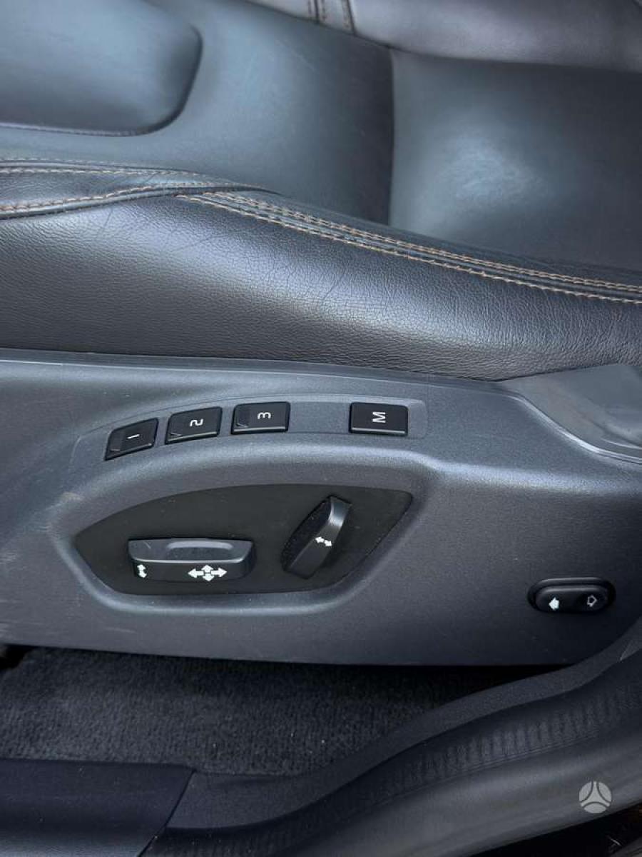 Black Volvo XC60 2017 in Vilnius, with an engine capacity of 1.97 L and mileage of 165 thousand km for 14500 €, photo 26 on AUTOMOTO.COM.LV