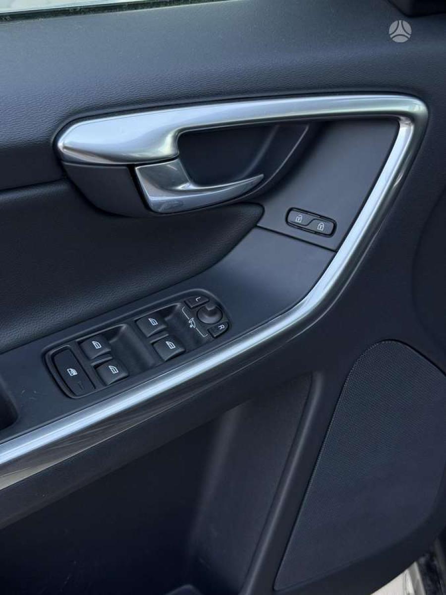 Black Volvo XC60 2017 in Vilnius, with an engine capacity of 1.97 L and mileage of 165 thousand km for 14500 €, photo 28 on AUTOMOTO.COM.LV