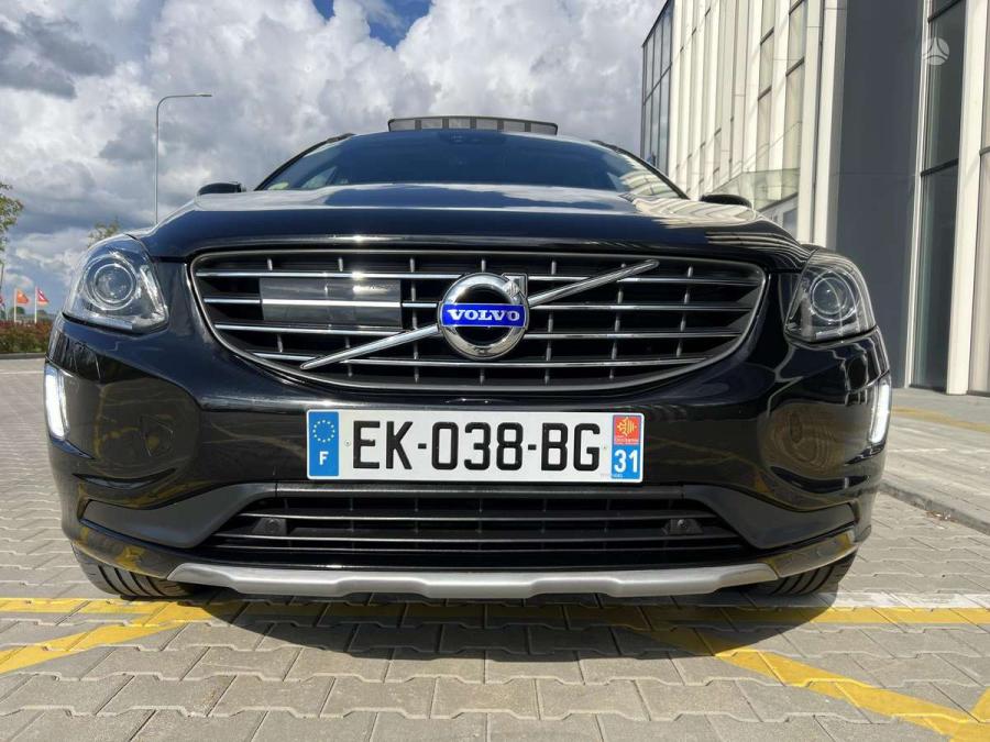 Black Volvo XC60 2017 in Vilnius, with an engine capacity of 2.40 L and mileage of 165 thousand km for 16500 €, photo 6 on AUTOMOTO.COM.LV
