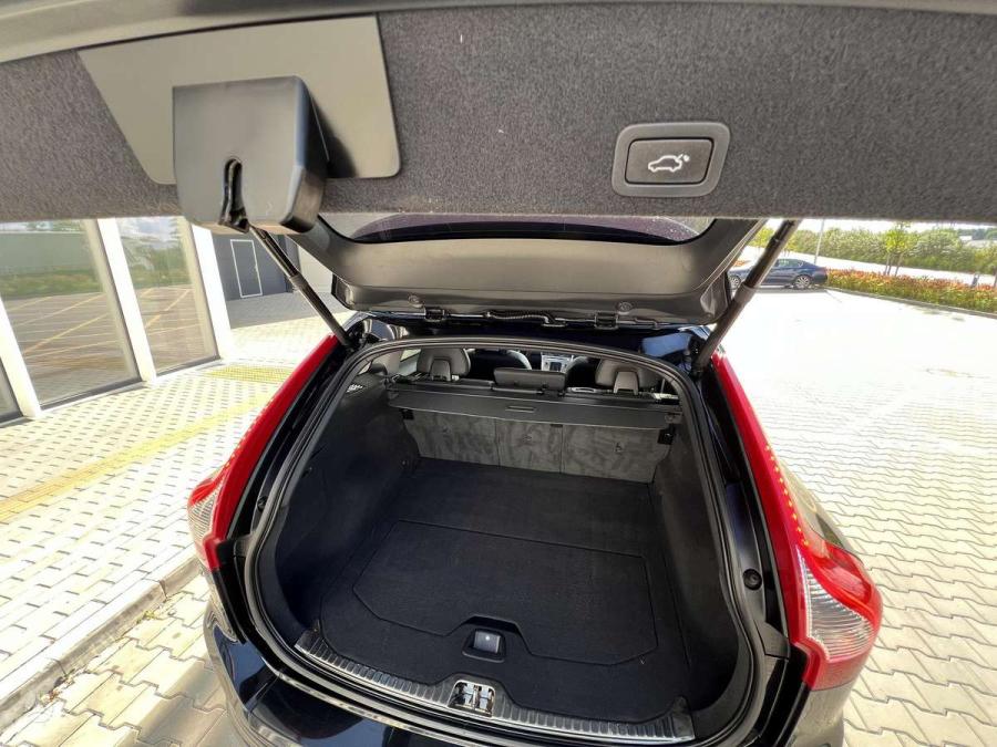 Black Volvo XC60 2017 in Vilnius, with an engine capacity of 2.40 L and mileage of 165 thousand km for 16500 €, photo 18 on AUTOMOTO.COM.LV