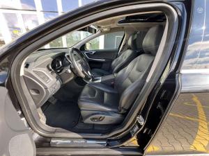 Black Volvo XC60 2017 in Vilnius, with an engine capacity of 2.40 L and mileage of 165 thousand km for 16500 €, photo 19 on AUTOMOTO.COM.LV