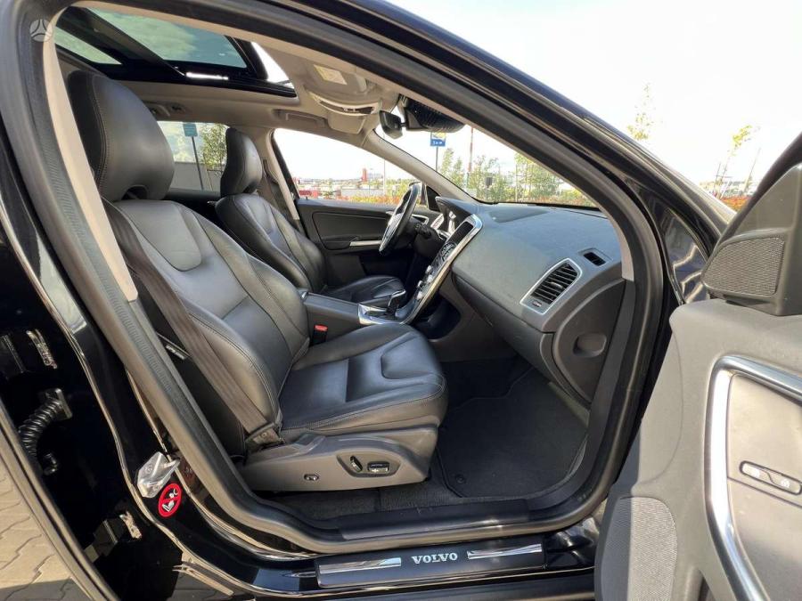 Black Volvo XC60 2017 in Vilnius, with an engine capacity of 2.40 L and mileage of 165 thousand km for 16500 €, photo 21 on AUTOMOTO.COM.LV