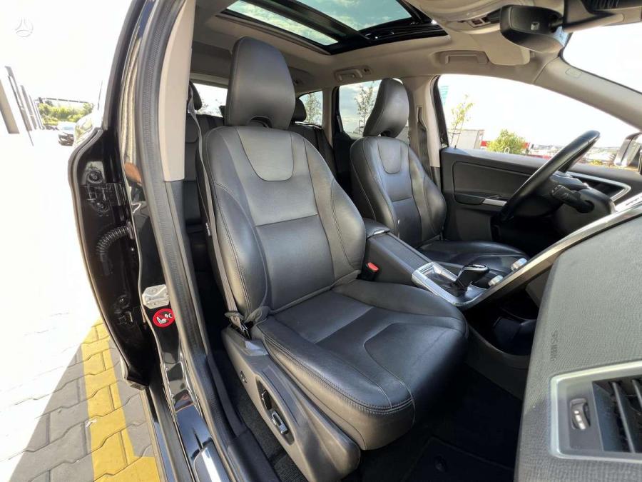 Black Volvo XC60 2017 in Vilnius, with an engine capacity of 2.40 L and mileage of 165 thousand km for 16500 €, photo 22 on AUTOMOTO.COM.LV