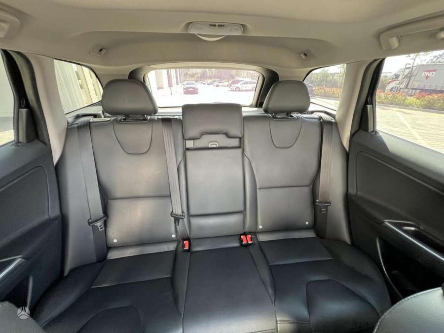 Black Volvo XC60 2017 in Vilnius, with an engine capacity of 2.40 L and mileage of 165 thousand km for 16500 €, photo 26 on AUTOMOTO.COM.LV