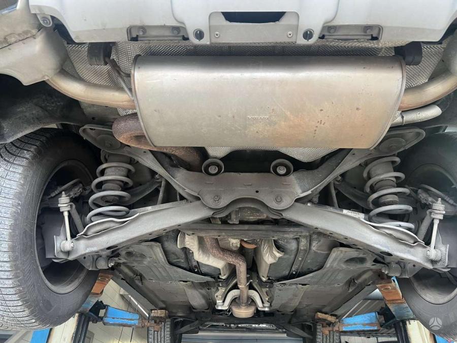Black Volvo XC60 2017 in Vilnius, with an engine capacity of 2.40 L and mileage of 165 thousand km for 16500 €, photo 34 on AUTOMOTO.COM.LV
