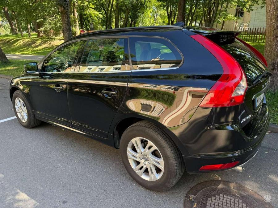 Black Volvo XC60 2017 in Vilnius, with an engine capacity of 1.97 L and mileage of 411 thousand km for 7600 €, photo 1 on AUTOMOTO.COM.LV