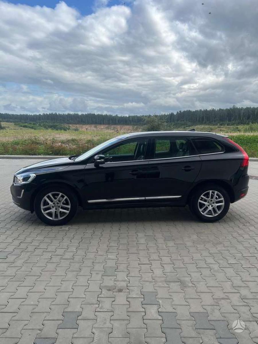 Black Volvo XC60 2017 in Vilnius, with an engine capacity of 2.40 L and mileage of 185 thousand km for 16500 €, photo 4 on AUTOMOTO.COM.LV