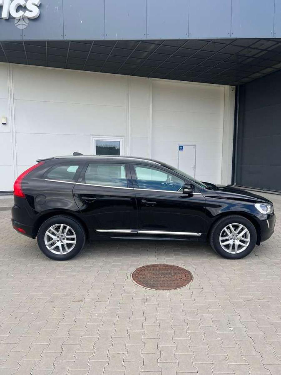 Black Volvo XC60 2017 in Vilnius, with an engine capacity of 2.40 L and mileage of 185 thousand km for 16500 €, photo 8 on AUTOMOTO.COM.LV
