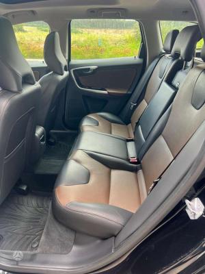 Black Volvo XC60 2017 in Vilnius, with an engine capacity of 2.40 L and mileage of 185 thousand km for 16500 €, photo 11 on AUTOMOTO.COM.LV