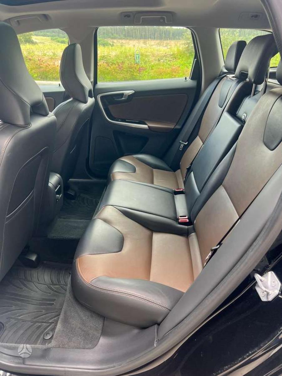 Black Volvo XC60 2017 in Vilnius, with an engine capacity of 2.40 L and mileage of 185 thousand km for 16500 €, photo 11 on AUTOMOTO.COM.LV