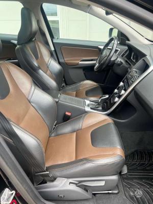 Black Volvo XC60 2017 in Vilnius, with an engine capacity of 2.40 L and mileage of 185 thousand km for 16500 €, photo 12 on AUTOMOTO.COM.LV